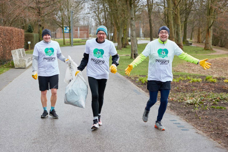 Plogging : quand sport et écologie se rencontrent - Deklic