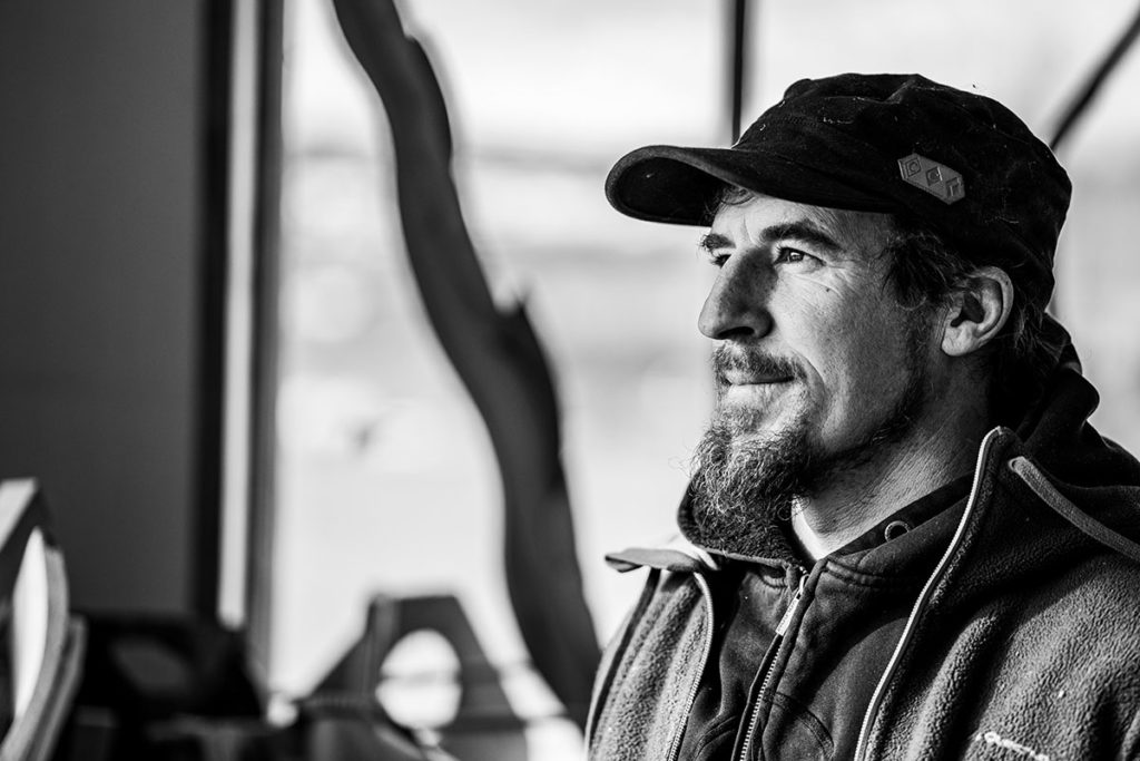 Volte-face : Bruno Thomas fait jouer ses mains sur des morceaux de bois ...