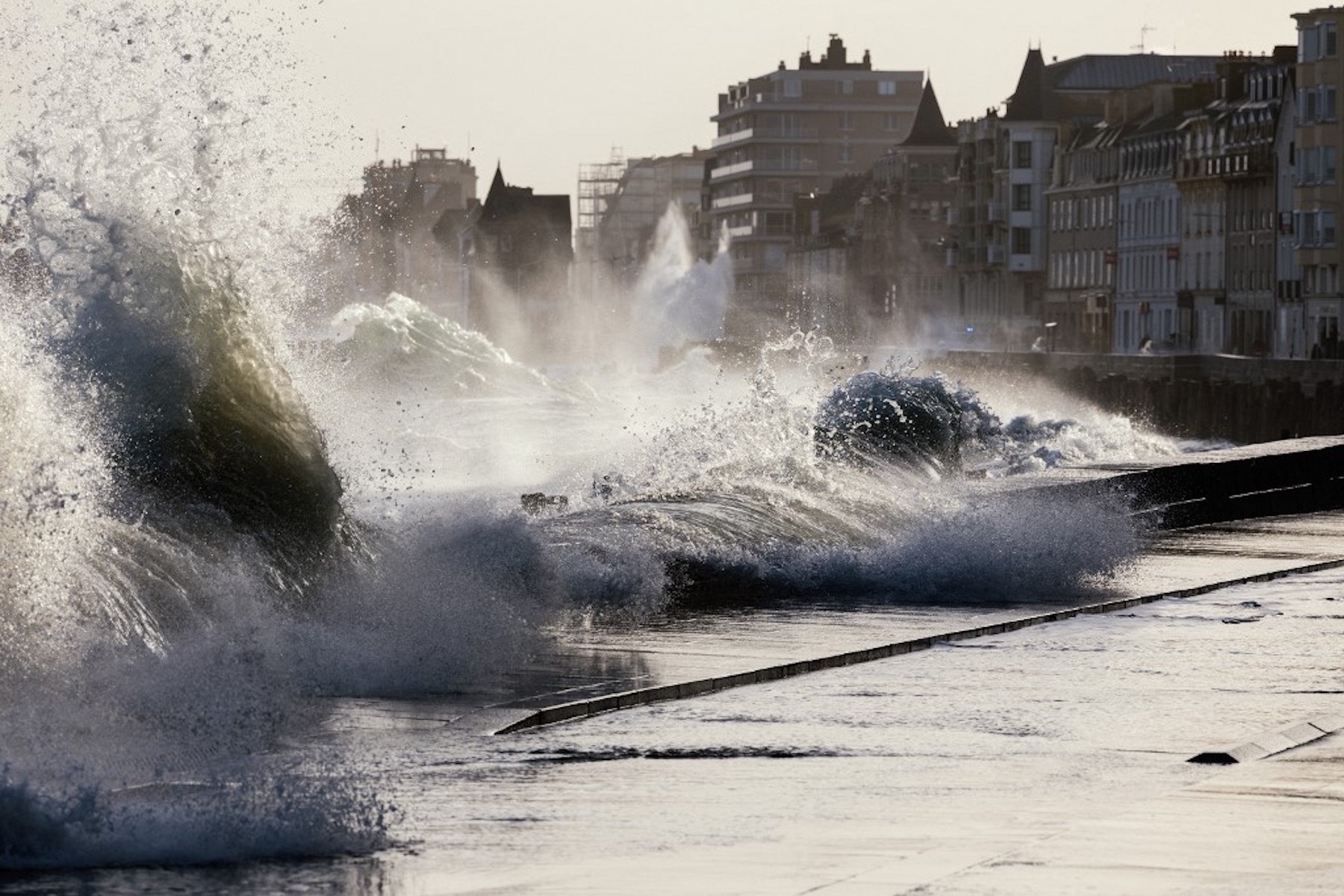 En pleine canicule, la fréquence des vagues-submersion pourrait être ...